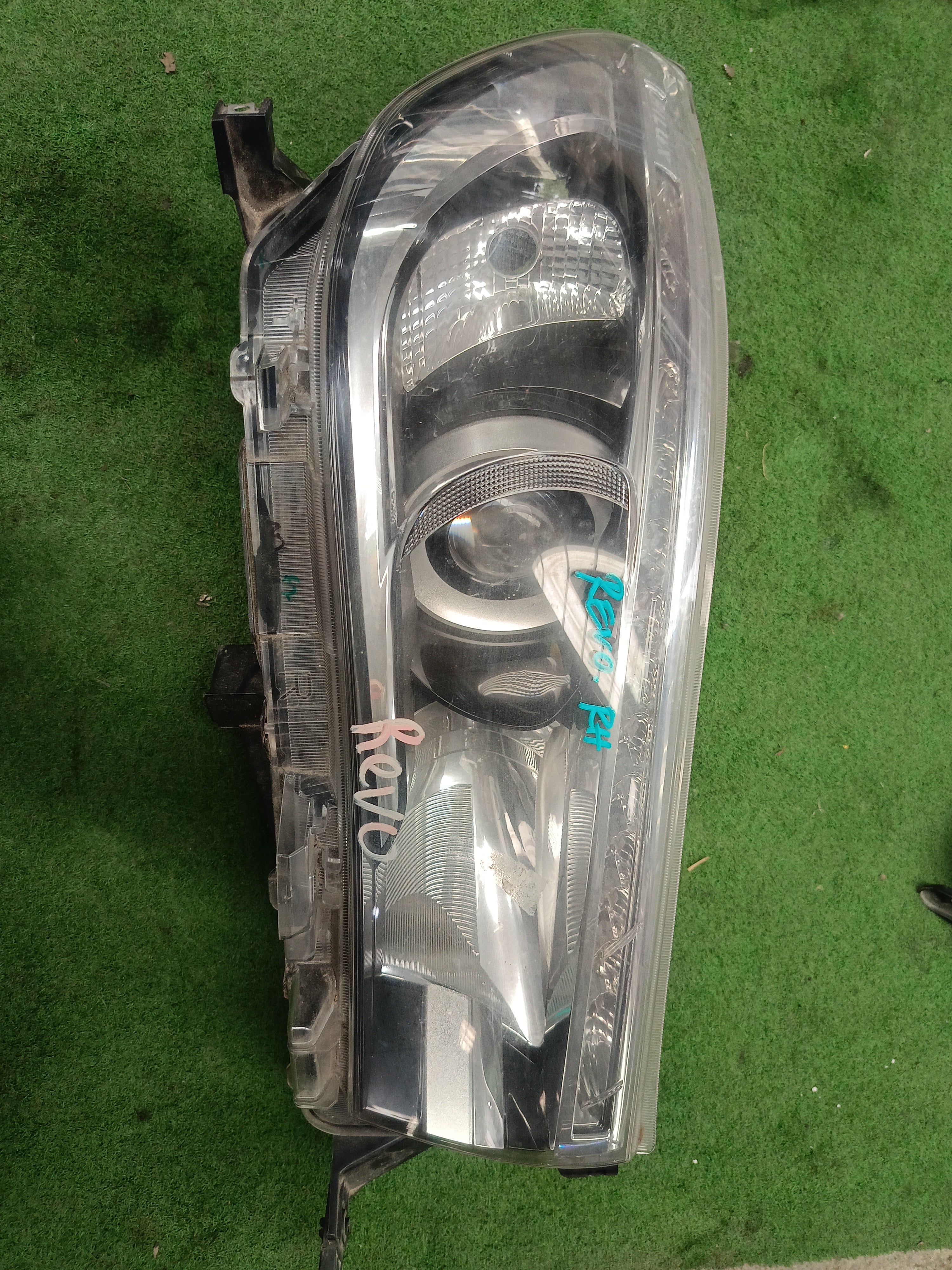 TOYOTA HILUX REVO HEAD LAMP RH (HL0031) – YS PARTS